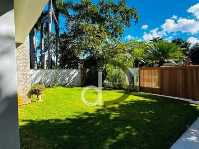 Casa com 5 suítes, piscina climatizada e amplo espaço gourmet no Módulo 18 da Riviera