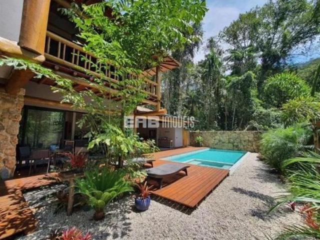 Casa com 5 suítes, piscina e muito bom gosto na praia do Félix