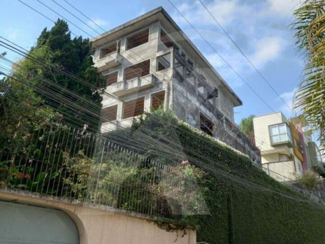 Casa com 620 m2, 5 quartos sendo 4 suítes, 3 salas e 8 banheiros no Tremembé