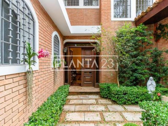 Casa com 641 m², 4 quartos sendo 2 suítes à venda no bairro Jardim Leonor