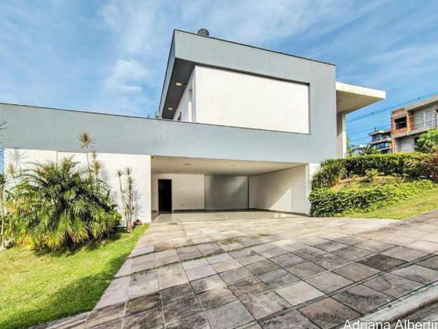 Casa com 660m² no Alphaville Porto Alegre para quem quer espaço, vista e persona