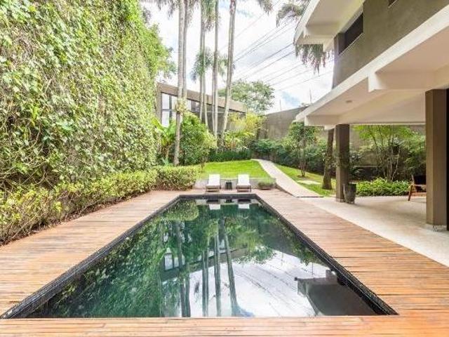 Casa com 675 m², 4 quartos sendo 2 suítes à venda no bairro Jardim Guedala
