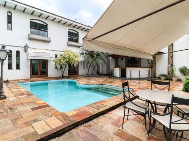CASA COM 680M² E 6 SUÍTES À VENDA NO CITY LAPA