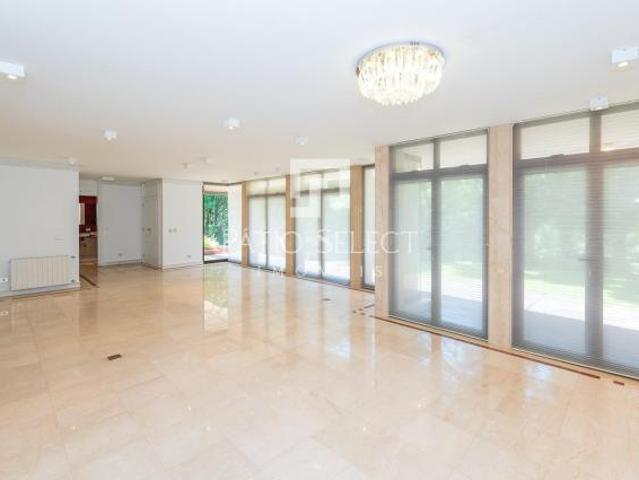 Casa com 698 m², 5 quartos sendo 5 suítes à venda no bairro Santa Felicidade