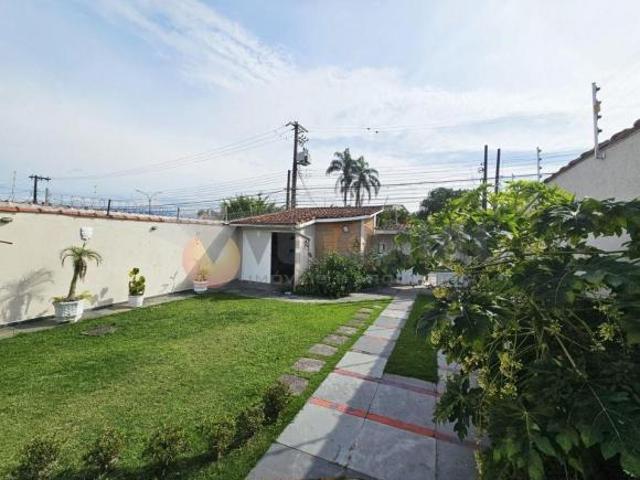Casa com 6 dormitórios à venda, 274 m² por R$ 990.000,00 Praia das Palmeiras Caraguatatuba/SP