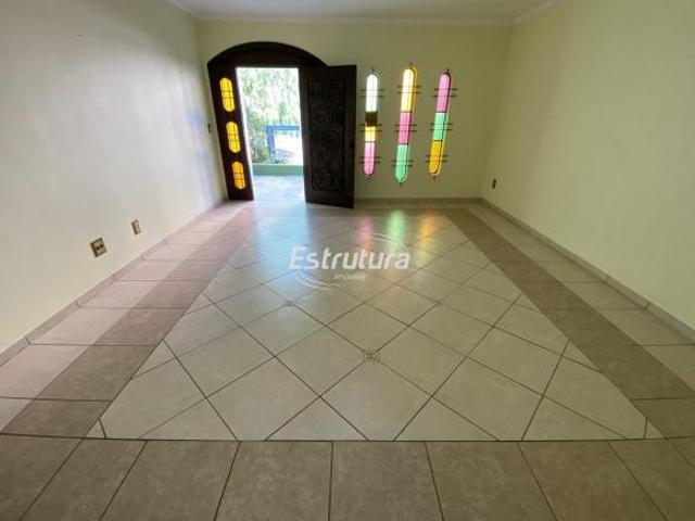 Casa com 6 dormitórios e piscina