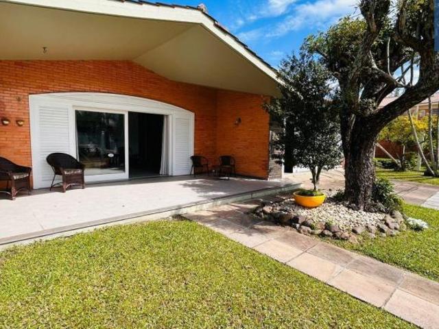 Casa com 6 dormitórios em Atlântida