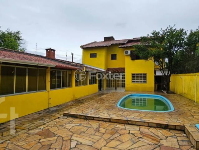 Casa com 6 dormitórios em Canoas