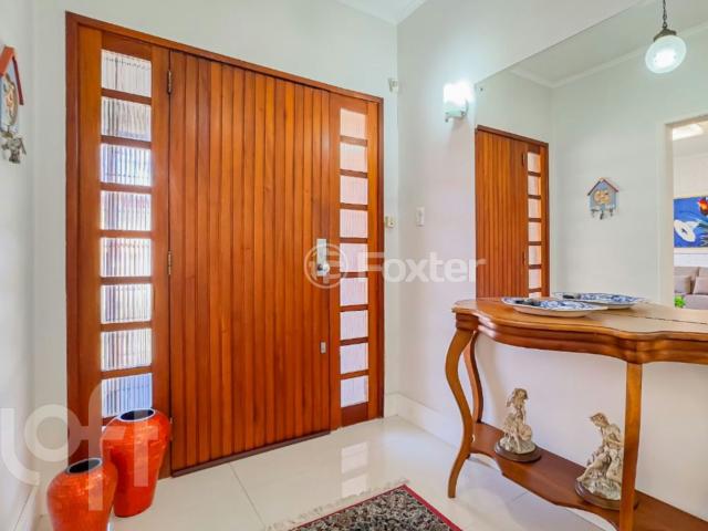 Casa com 6 dormitórios em Porto Alegre