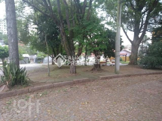 Casa com 6 dormitórios em Porto Alegre
