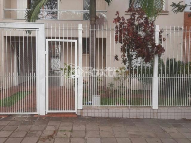 Casa com 6 dormitórios em Porto Alegre