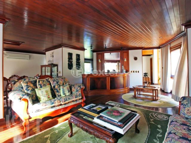 Casa com 6 dormitórios em Porto Alegre