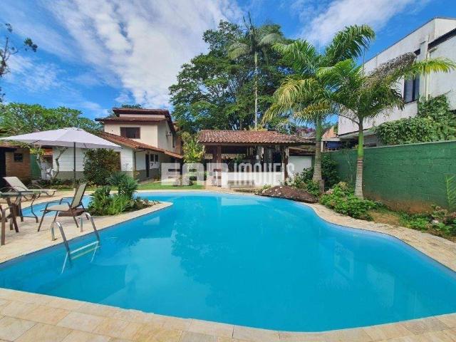Casa com 6 dormitórios, piscina e quiosque com churrasqueira Mmz