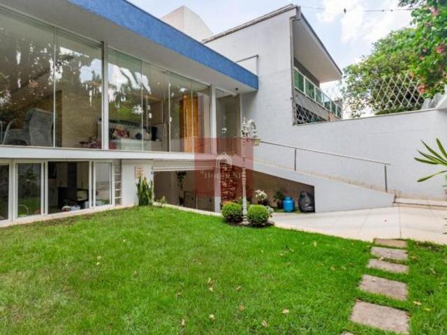 Casa com 6 dormitórios, sendo 4 suítes, 4 vagas e com 530m² Brooklin