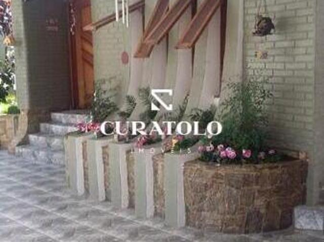Casa com 6 dorms, 1 suíte, quintal com jardim e 3 vagas Jardim Norma