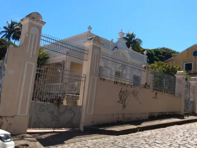 Casa com 6 Quartos e 4 banheiros à Venda, 1000 m² por R$ 2.200.000