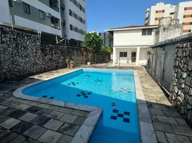 Casa com 6 Quartos e 4 banheiros à Venda, 352 m² por R$ 880.000