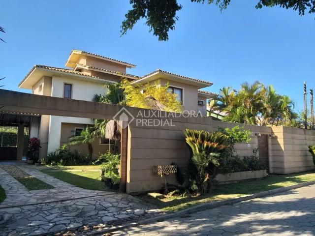 Casa com 6 Quartos e 5 banheiros à Venda, 380 m² por R$ 1.950.000