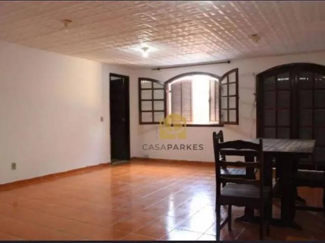 Casa com 6 Quartos e 1 banheiro à Venda, 350 m² por R$ 1.900.000