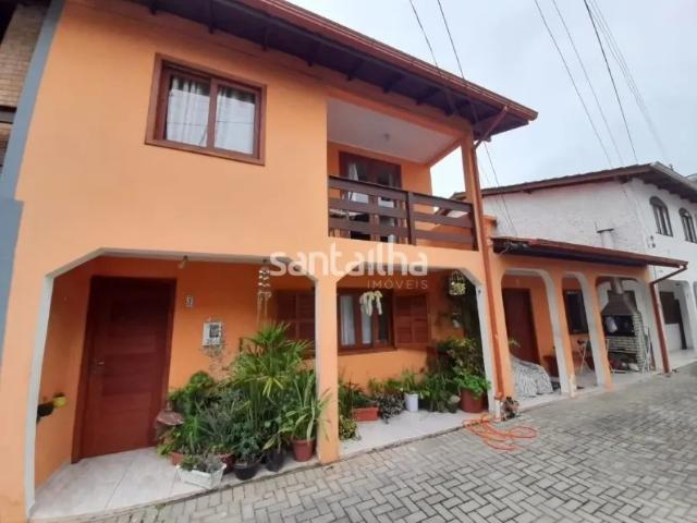 Casa com 6 Quartos e 2 banheiros à Venda, 143 m² por R$ 954.000