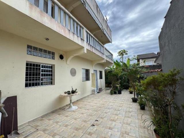 Casa com 6 quartos e espaço para piscina em Peruíbe