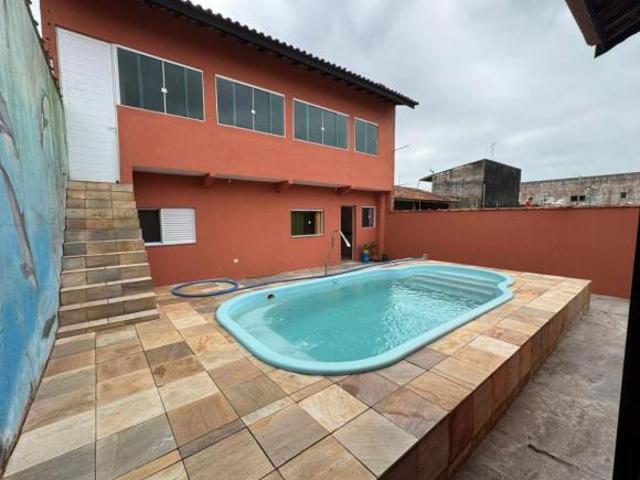 Casa com 6 quartos e piscina em Peruíbe