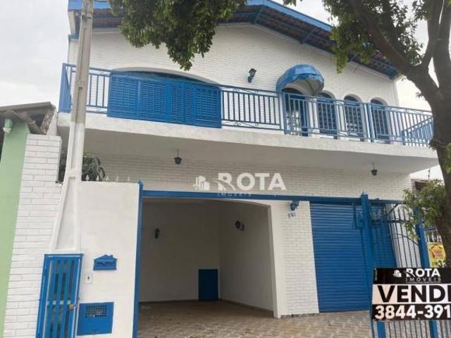 Casa c/ 6 quartos + salão comercial no piso térreo