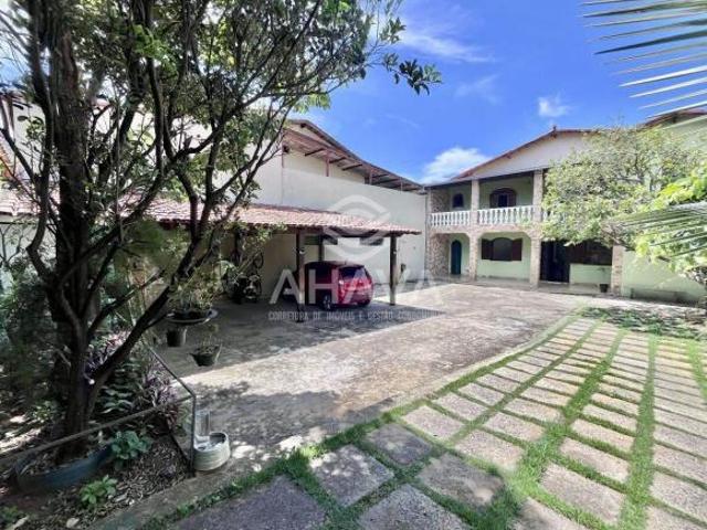 Casa com 6 Quartos sendo 3 Suítes à Venda, 360m², 4 Vagas, Bairro Copacabana, próximo a Avenida Cent