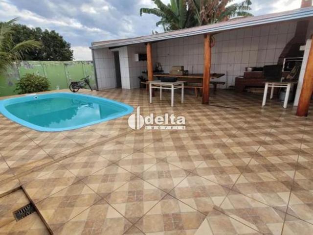 casa com 6 quartos sendo 1 suíte disponível para venda no bairro Nossa senhora das graças em Uberlâ