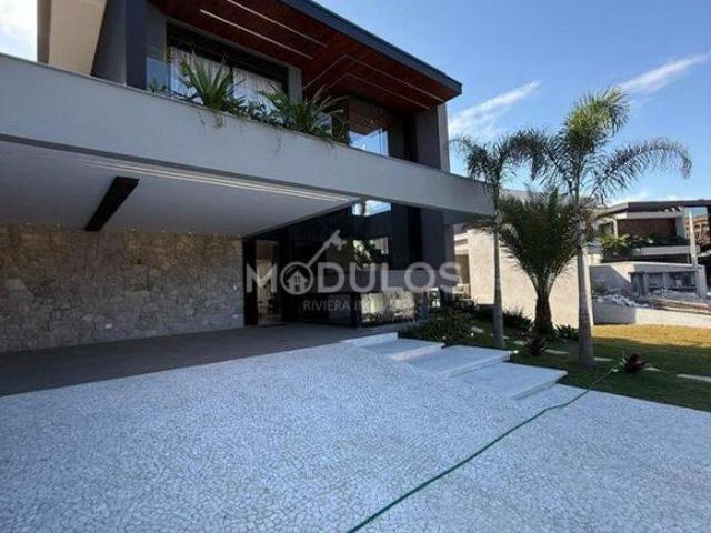Casa com 6 suítes à poucos passos do mar disponível para venda, 450 m² por R$.