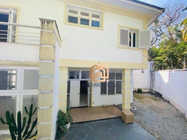 Casa com 700m², 4 Suítes, Terraço, Lavabo, 3 Salas amplas, Escritório, Cozinha, Área de serviços, Qu