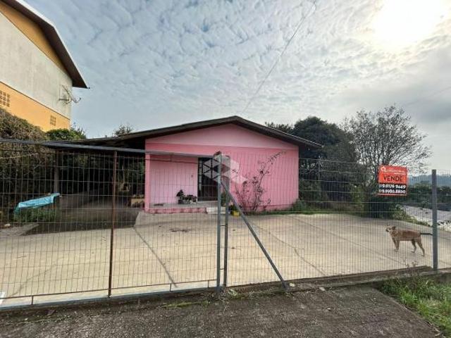 Casa com 70m2, 3 dormitórios, 2 vagas de garagem no bairro Santa Catarina
