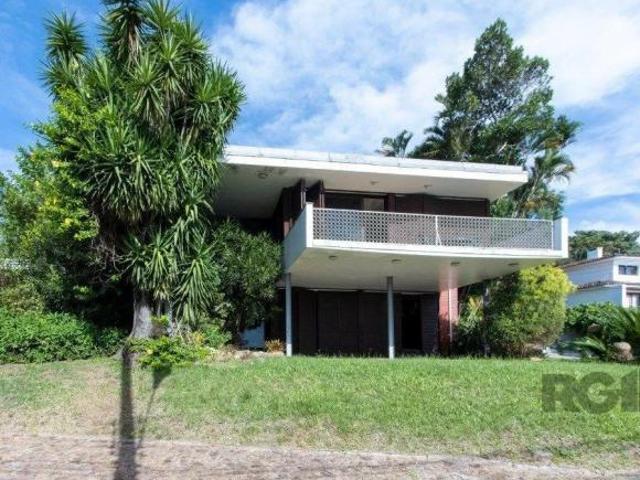 Casa com 724 m² privativos, 4 dormitórios sendo 4 suítes, 6 vagas sendo 3 cobertas
