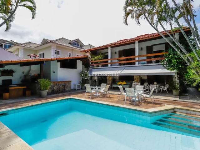 Casa com 7 Quartos e 6 banheiros à Venda, 596 m² por R$ 4.700.000