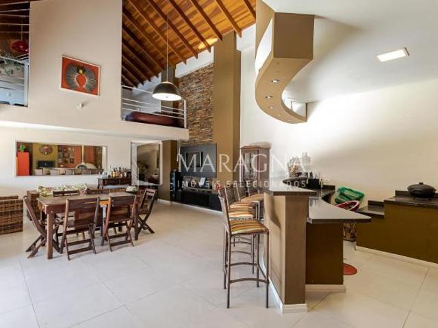 Casa com 807 m² de terreno, amplo espaço gourmet e estrutura completa no Santa Cândida
