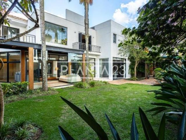Casa com 813 m², 4 quartos sendo 4 suítes à venda no bairro Boaçava