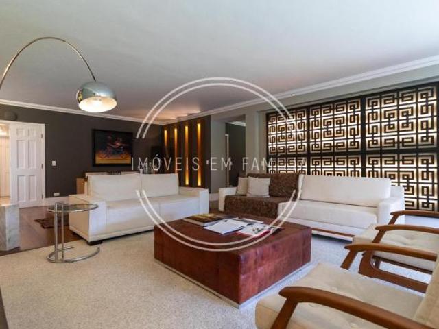 Casa com 899 m², 4 quartos sendo 3 suítes à venda no bairro Santo Amaro