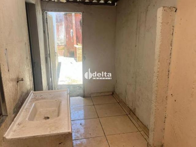 Casa com 8 quartos disponível para venda no bairro Chácaras Tubalina E Quartel em Uberlândia MG