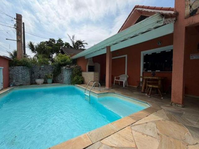 Casa com 8 quartos e piscina em Peruíbe