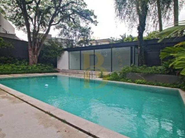 Casa com 900 m², 4 quartos sendo 4 suítes à venda no bairro Jardim Europa