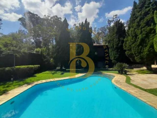 Casa á venda na Fazenda Morumbi, 900m², 5 suítes, 6 vagas e piscina