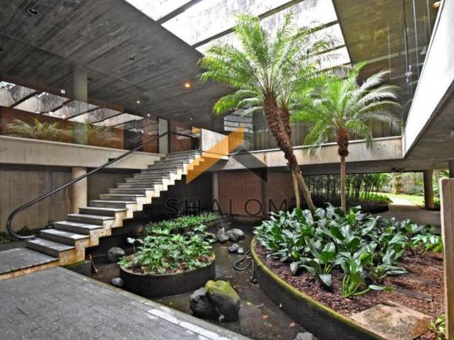 Casa com 976m² em terreno de 3.100m² na Cidade Jardim