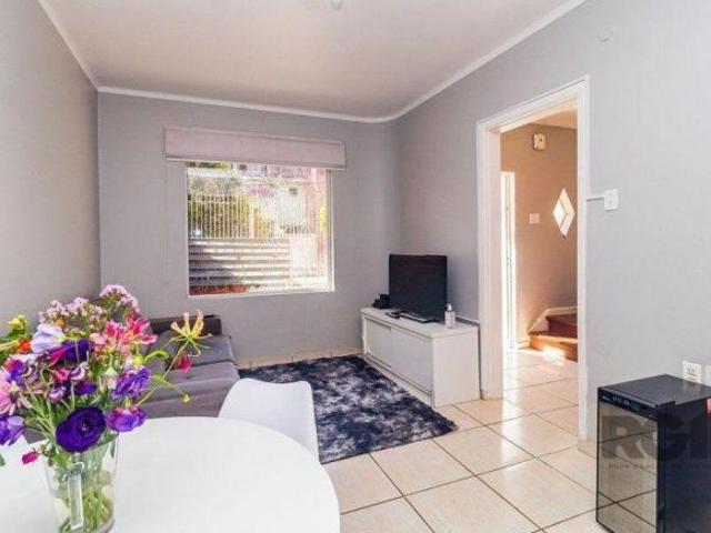 Casa com 99,73m², 2 dormitórios, 2 vagas no bairro Floresta