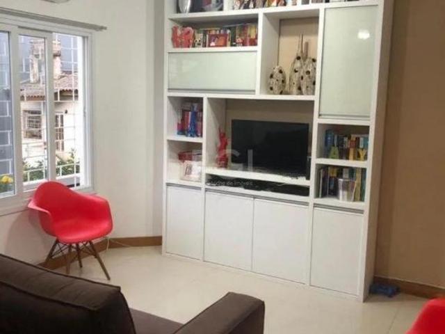 Casa com 03 dormitórios, 01 suíte, pátio com churrasqueira e 03 vagas de garagem