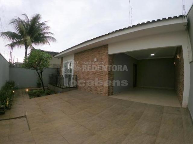 Casa com 03 dormitórios, 02 vagas de garagem no bairro Jardim Maria Cândida