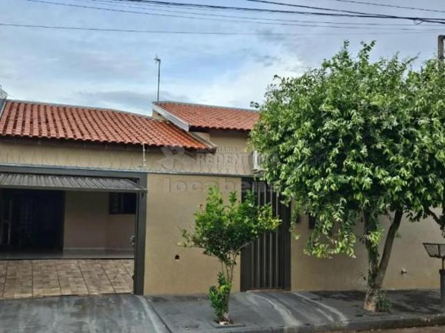 Casa com 03 Dormitórios, 02 vagas garagens cobertas no bairro Menezes II