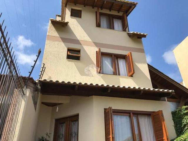 CASA COM 03 DORMITÓRIOS, TODOS SUÍTES, E SALÃO DE FESTAS NA ZONA SUL