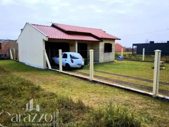 Casa com 03 dormitórios a três quadras da praia!