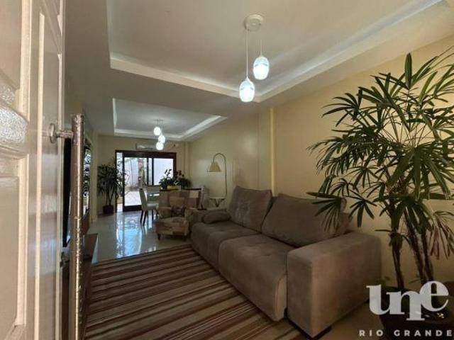 Casa com 03 dormitorios à venda no Centro!
