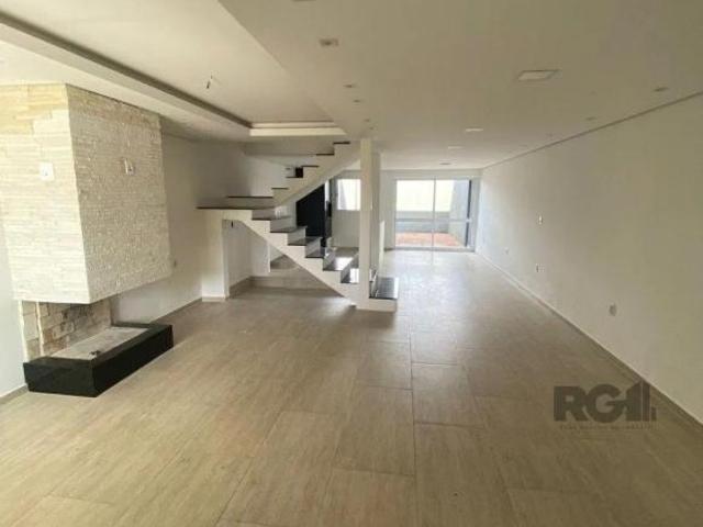 Casa com 03 Dormitórios / Amplo Terraço e Pátio